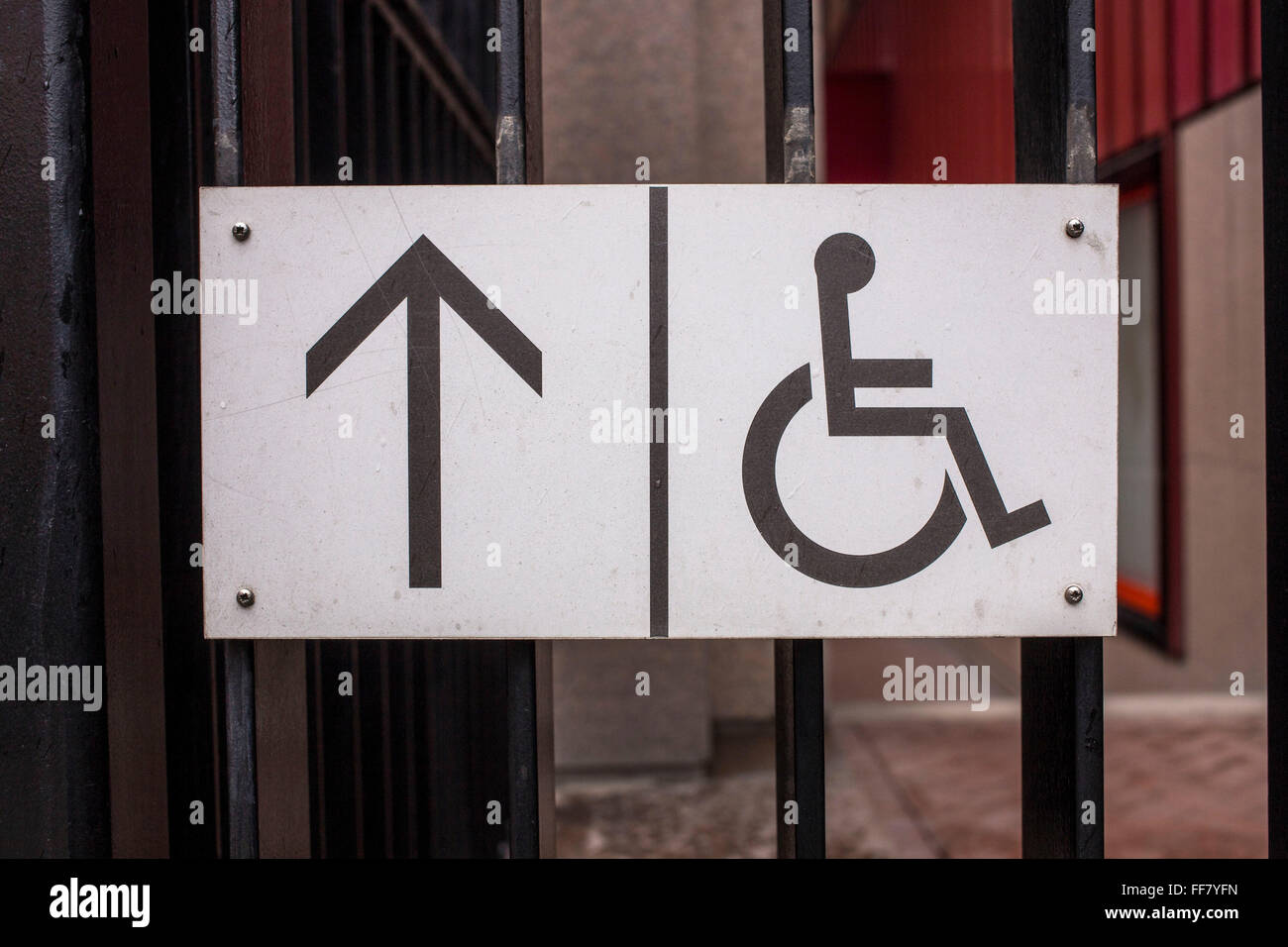 Behinderter rollstuhl parkplatz -Fotos und -Bildmaterial in hoher ...