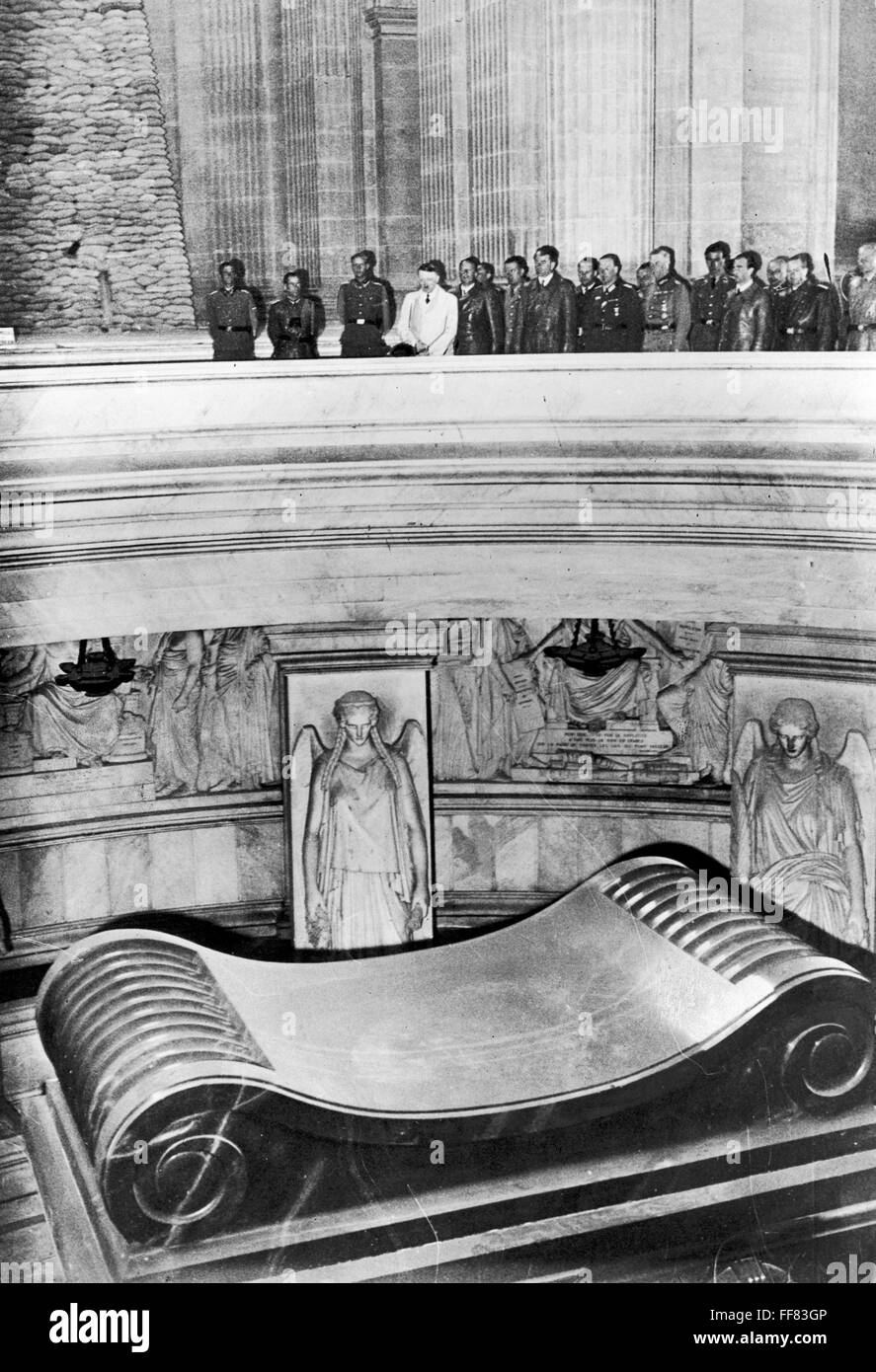 HILTER AM GRAB NAPOLEONS. /nGerman Reichskanzler Adolf Hitler (im ...
