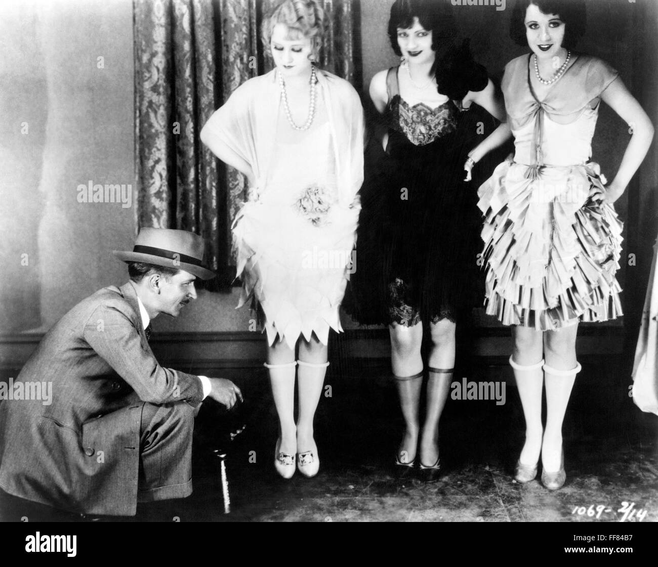 DAMENMODE: 1920ER JAHRE. /nThese drei Flapper der 20er Jahre aussetzen ...