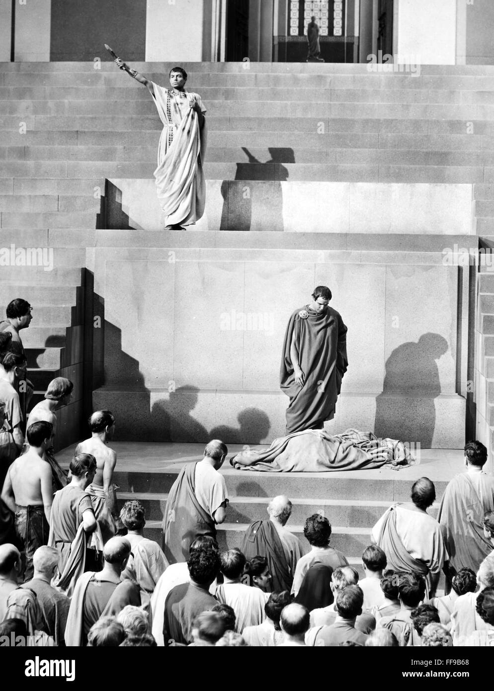 FILM: JULIUS CAESAR, 1953. /nJames Mason als Brutus (oben) und Marlon ...
