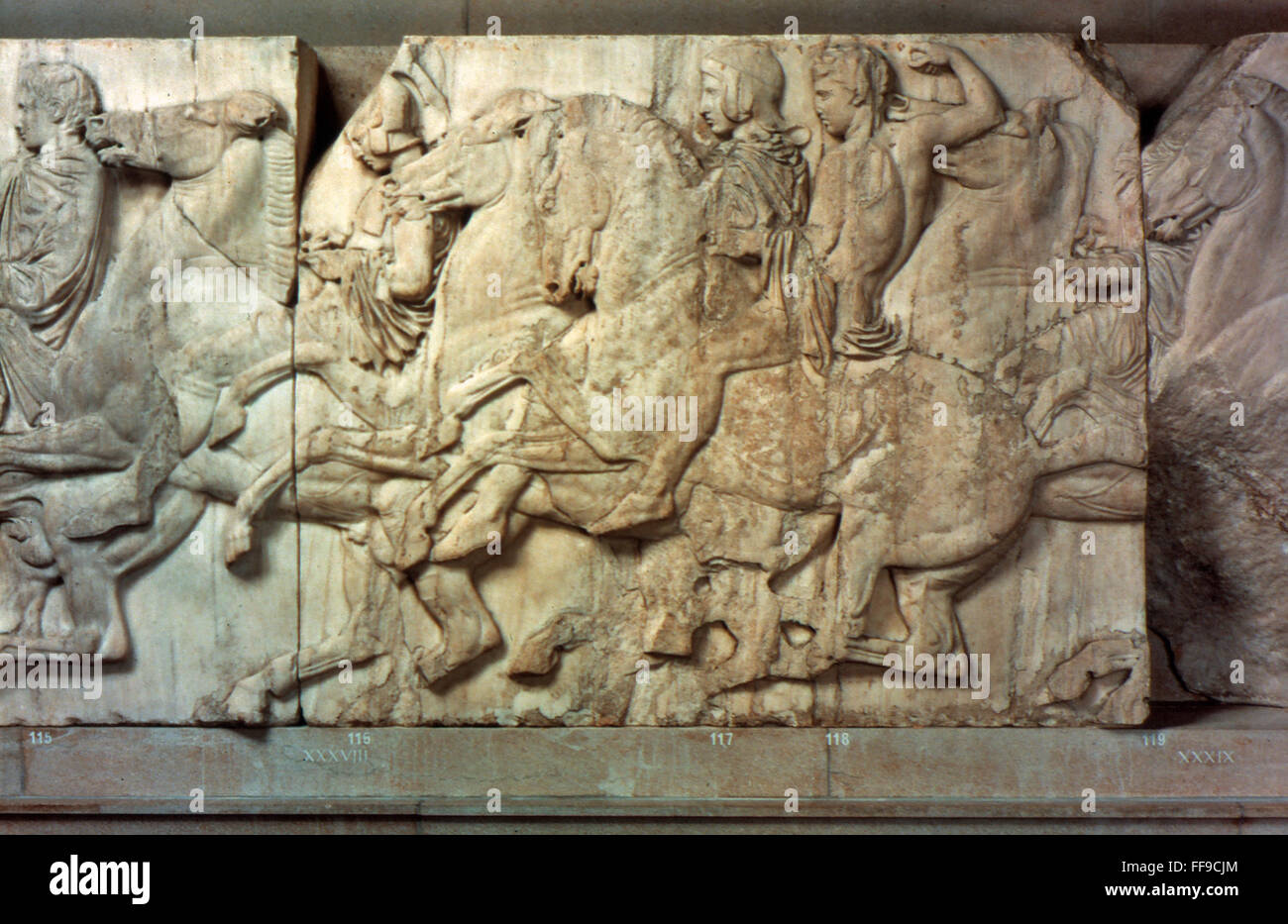 PARTHENON: REITER. NUM-Gruppe der Reiter Reiten im Galopp in die ...