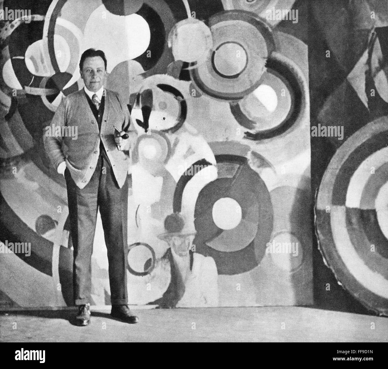 ROBERT DELAUNAY (1885-1941). /nFrench Maler. Fotografiert im Atelier ...