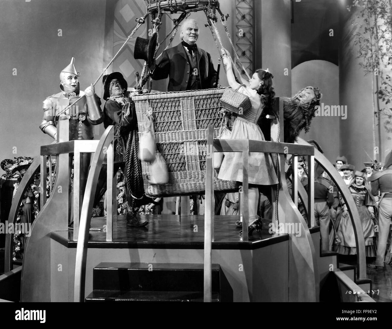 ZAUBERER VON OZ, 1939. /nJack Haley als Zinn Woodman, Ray Bolger als ...