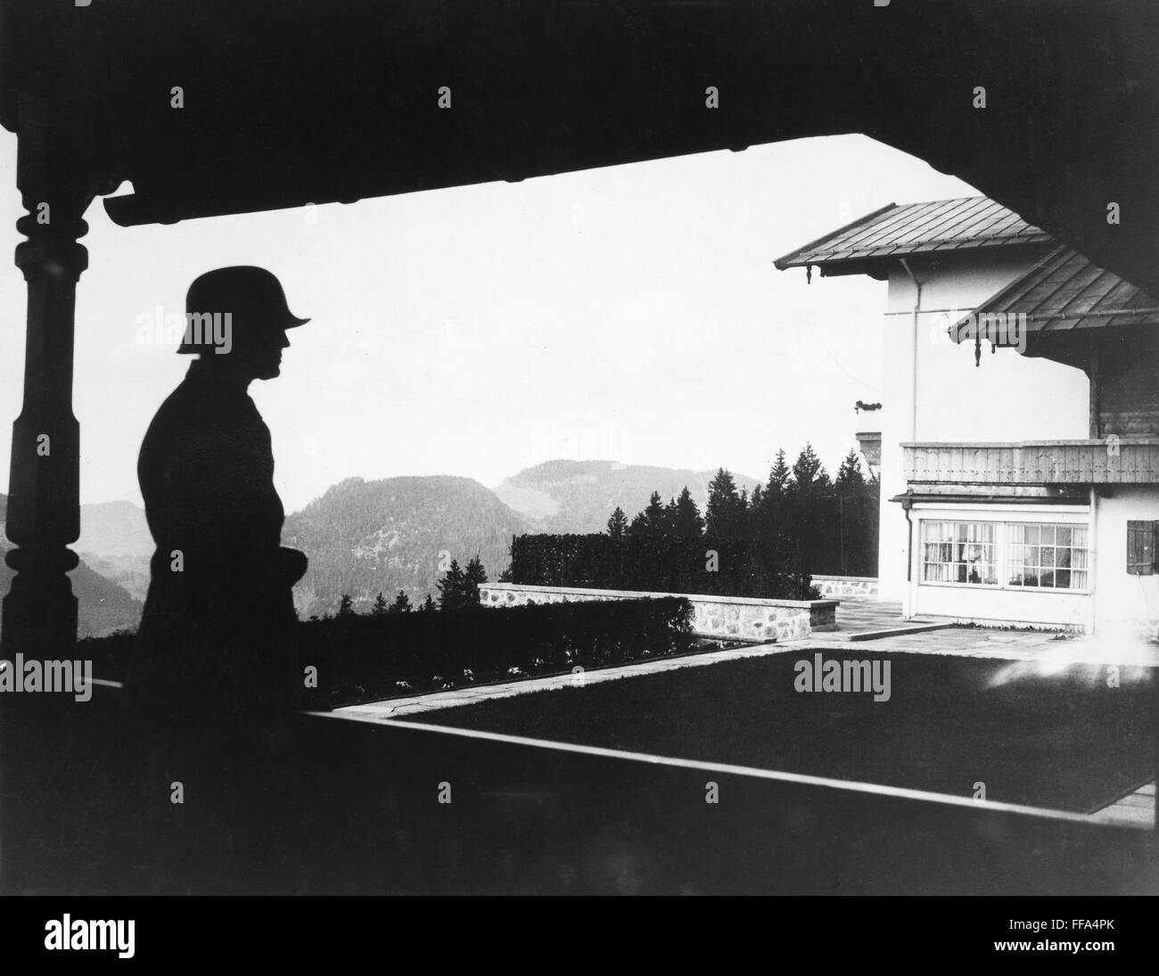 DEUTSCHLAND: BERGHOF, 1938. NUM Krieger: Bewachung der Berghof ...