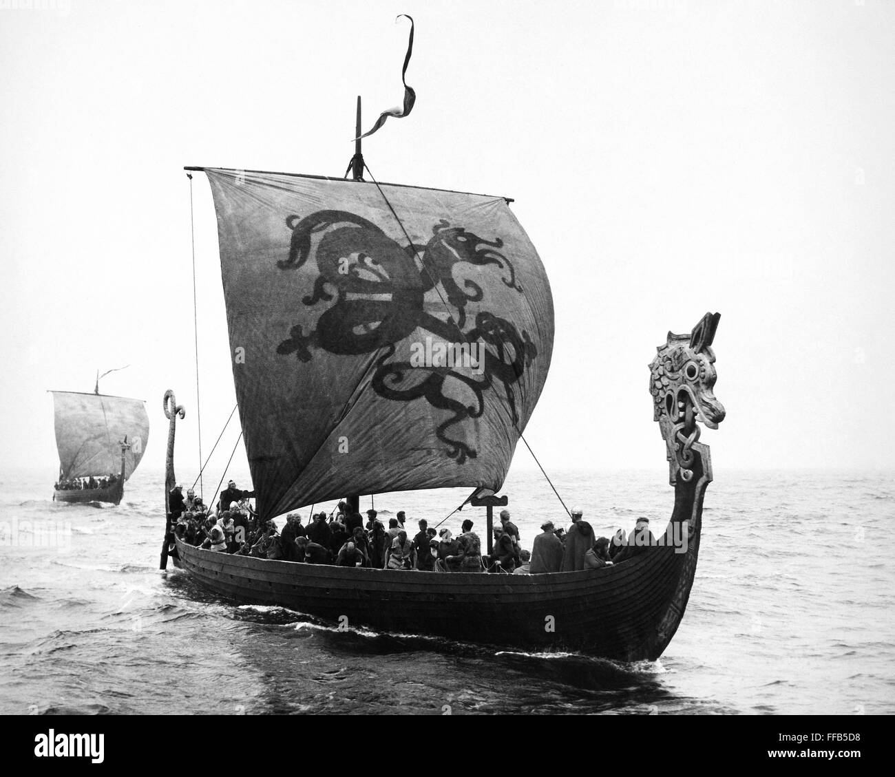 WIKINGER-SCHIFF. /nFrom der Film "The Vikings", 1958 Stockfotografie ...