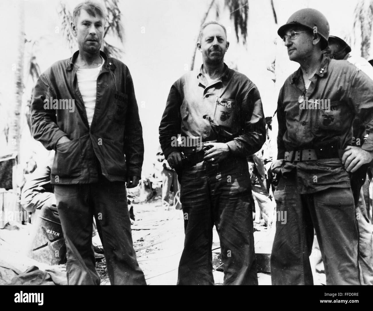 WELTKRIEG II: TARAWA, 1943. /nThree US Marine Corps Offiziere, die den ...