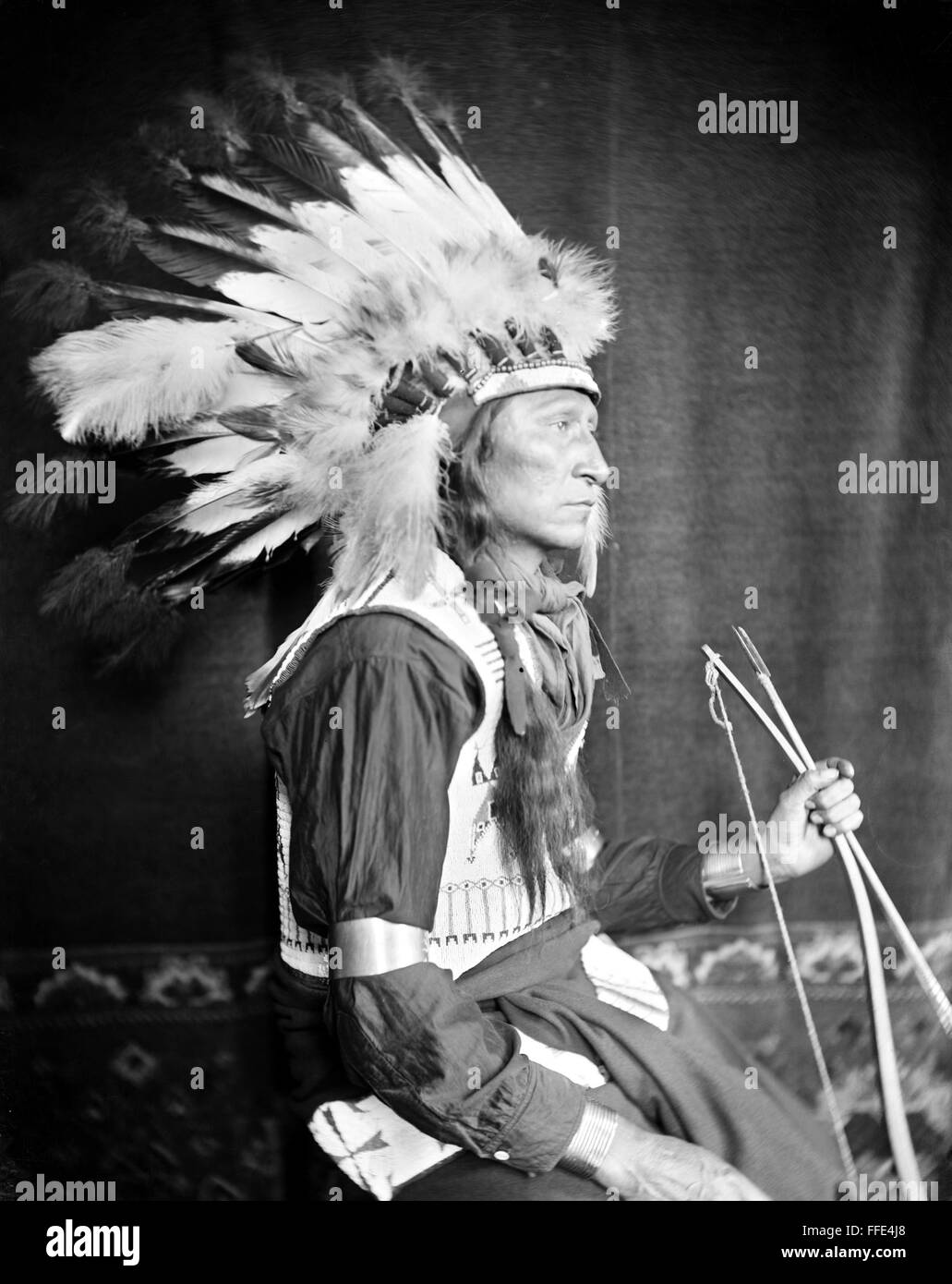 SIOUX Häuptling, 1900. /nChief einsamer Bär, ein Oglala Sioux-Indianer von Buffalo Bills Wild ...