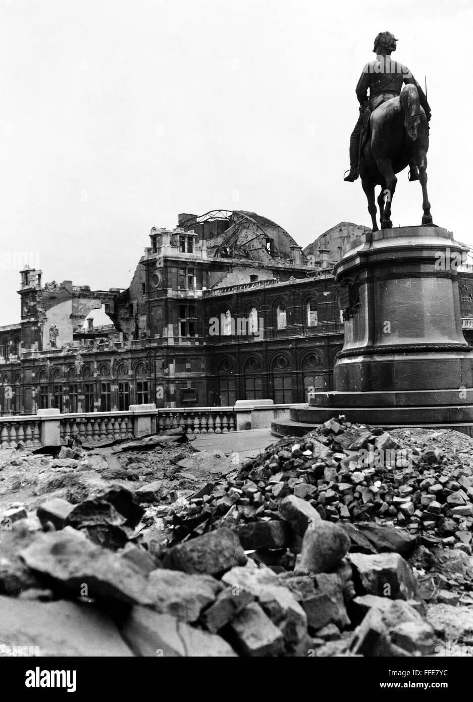 WIEN: DER ZWEITE WELTKRIEG. in 1945 fotografiert /nThe Albertina Museum ...