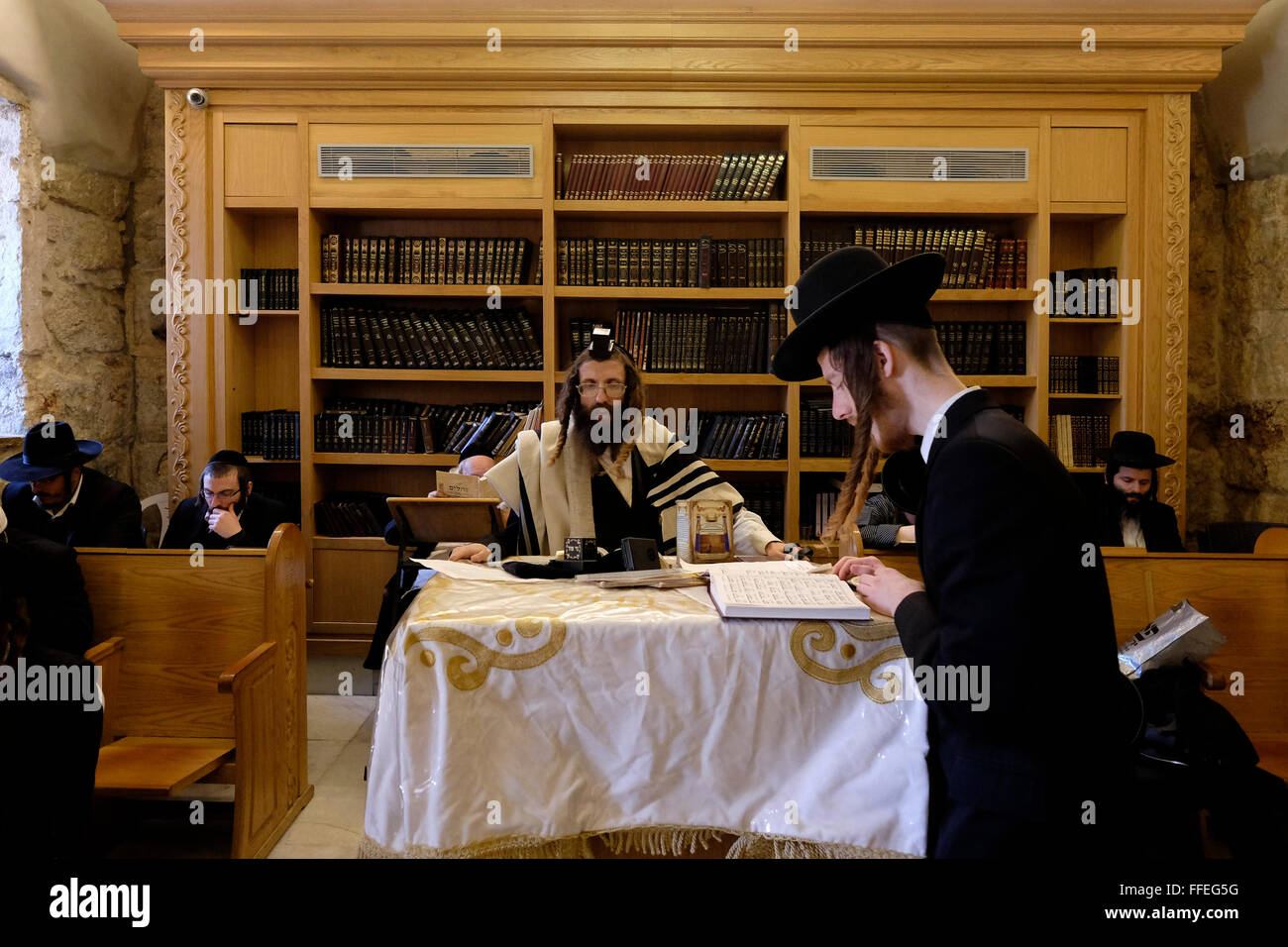 Ultraorthodoxe Juden beten in der Synagoge des Königs David-Grabes auf ...