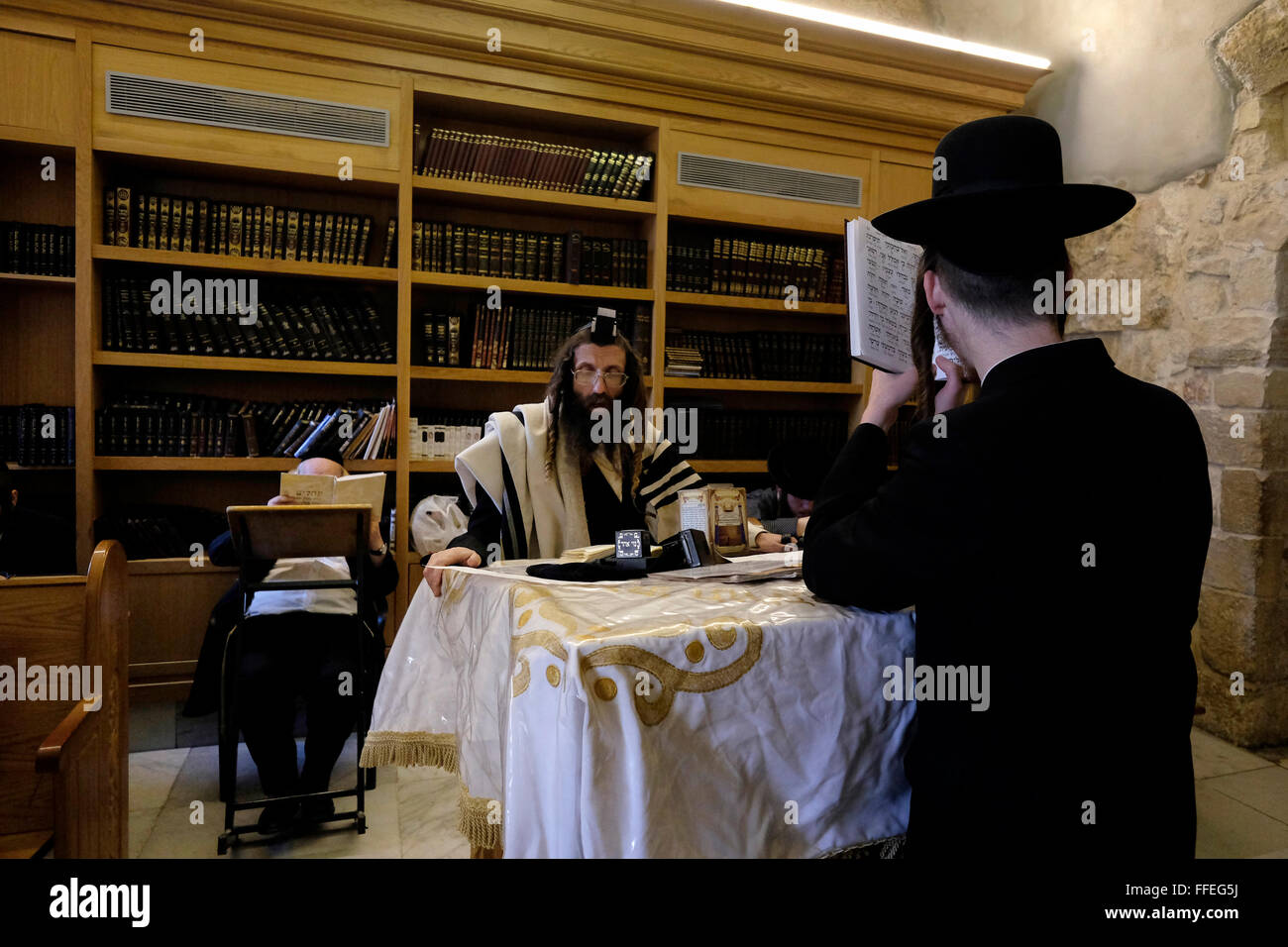 Ultraorthodoxe Juden beten in der Synagoge des Königs David-Grabes auf ...