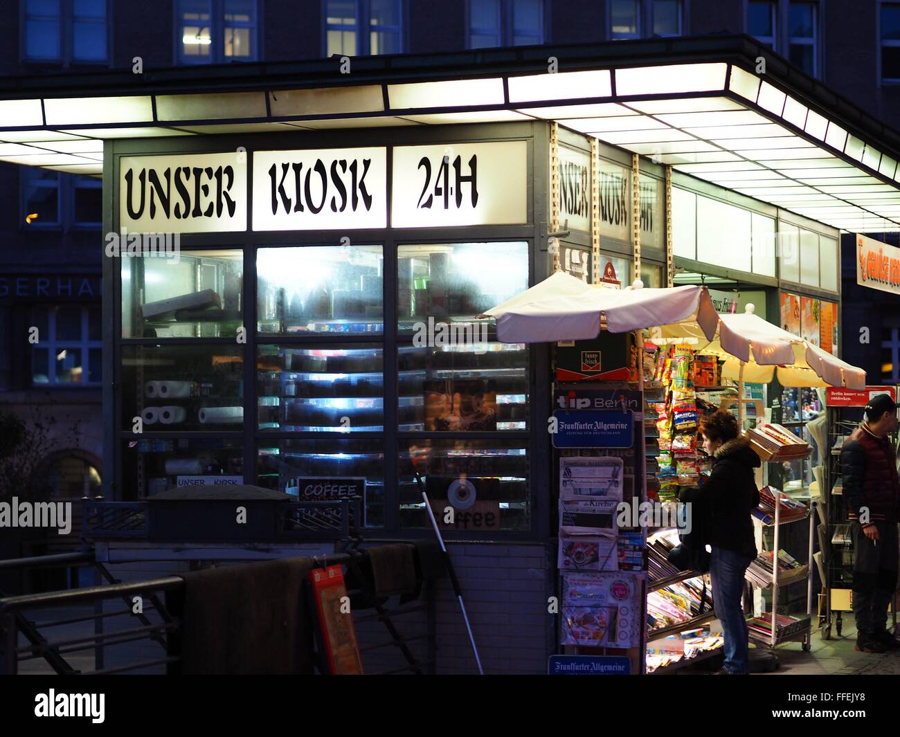 Eine Frau steht an einem Kiosk, das ist offen 24 Stunden am Tag, am 3 ...