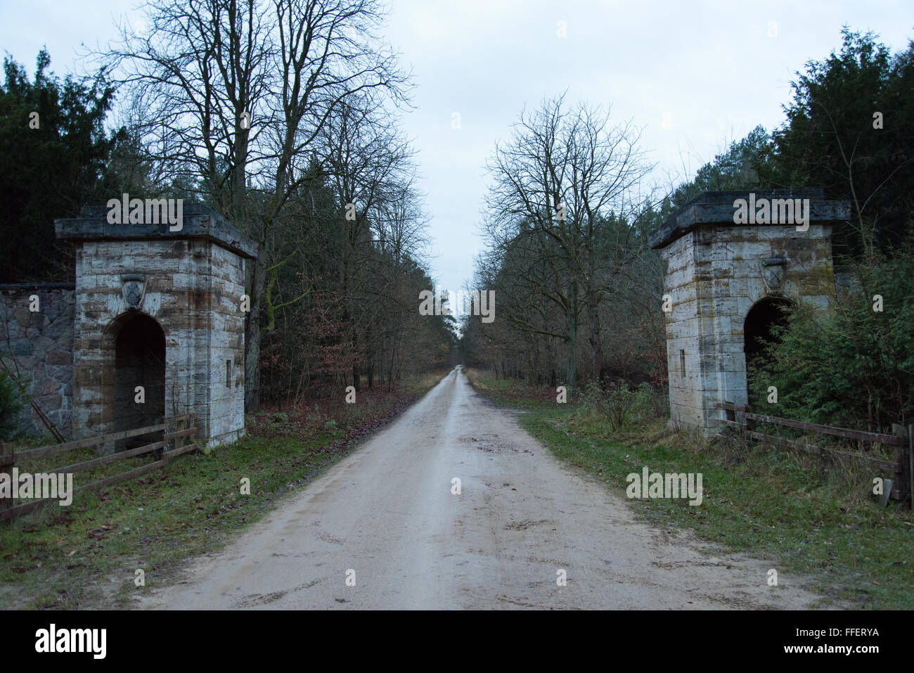 Ursprünglichen monumentalen Säulen am Eingang zum Carinhall, dem ...
