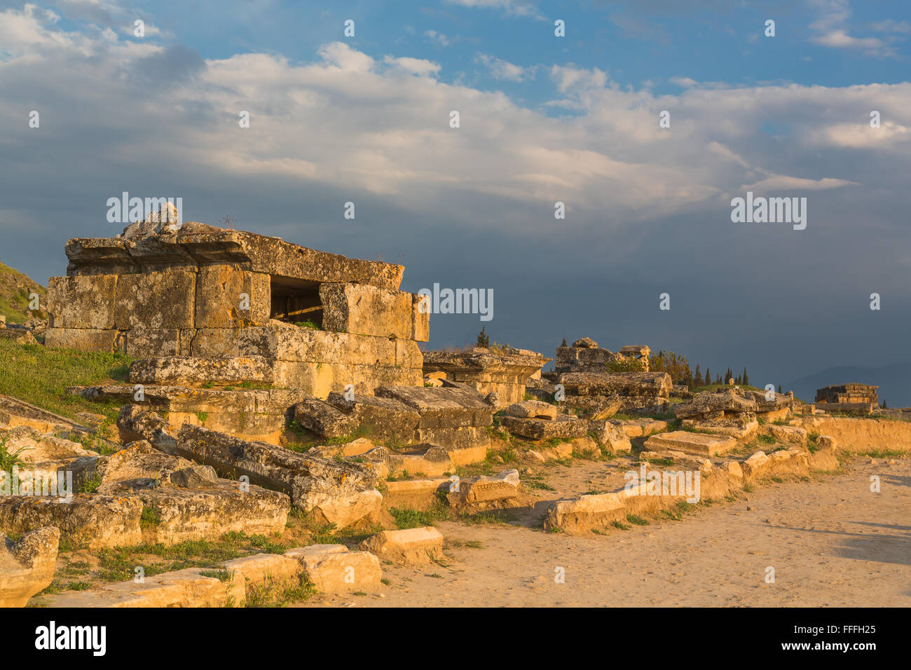 Nekropole von hierapolis -Fotos und -Bildmaterial in hoher Auflösung ...