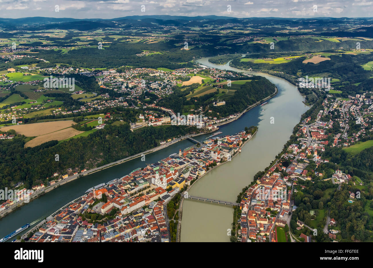 Luftaufnahme, alte Stadt Passau mit dem Stephansdom am Domplatz als ...