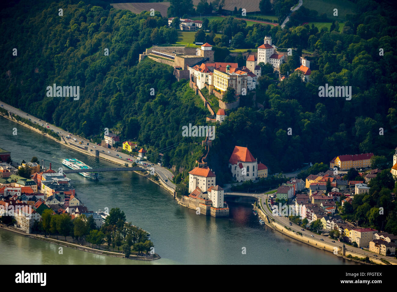 Luftaufnahme, Veste Oberhaus, alte Stadt Passau mit dem Stephansdom am ...