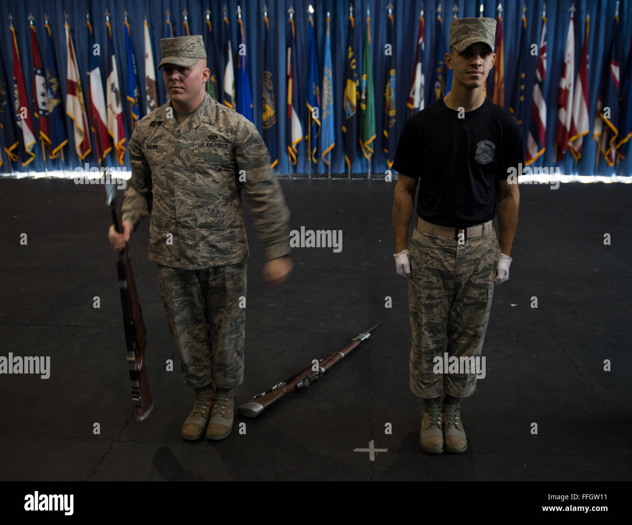 Staff Sgt Kurtis Brown, links, um Aufmerksamkeit als Flieger kommt 1 ...