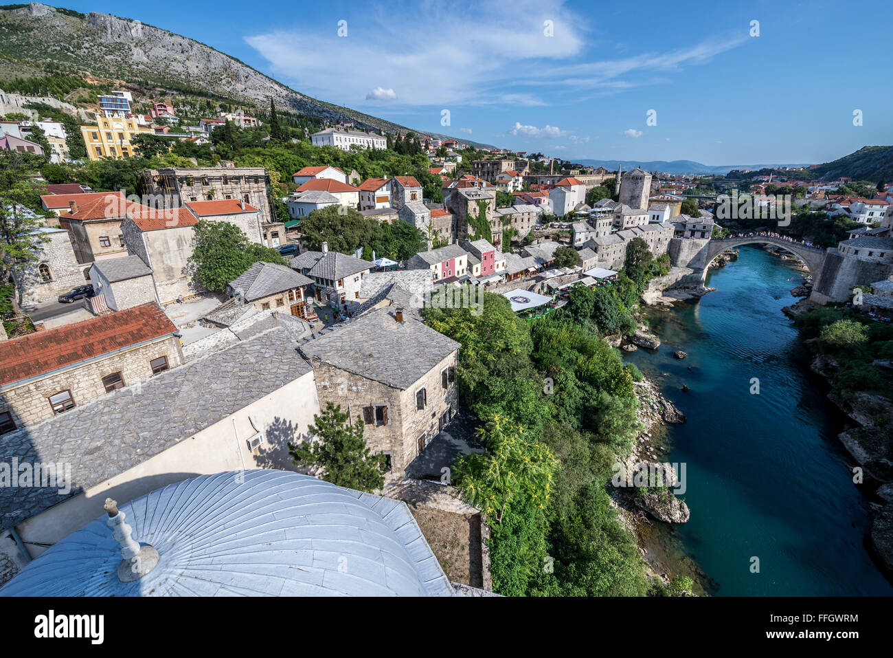 Luftaufnahme von Koski Mehmed Pascha Moschee in Mostar Altstadt und ...