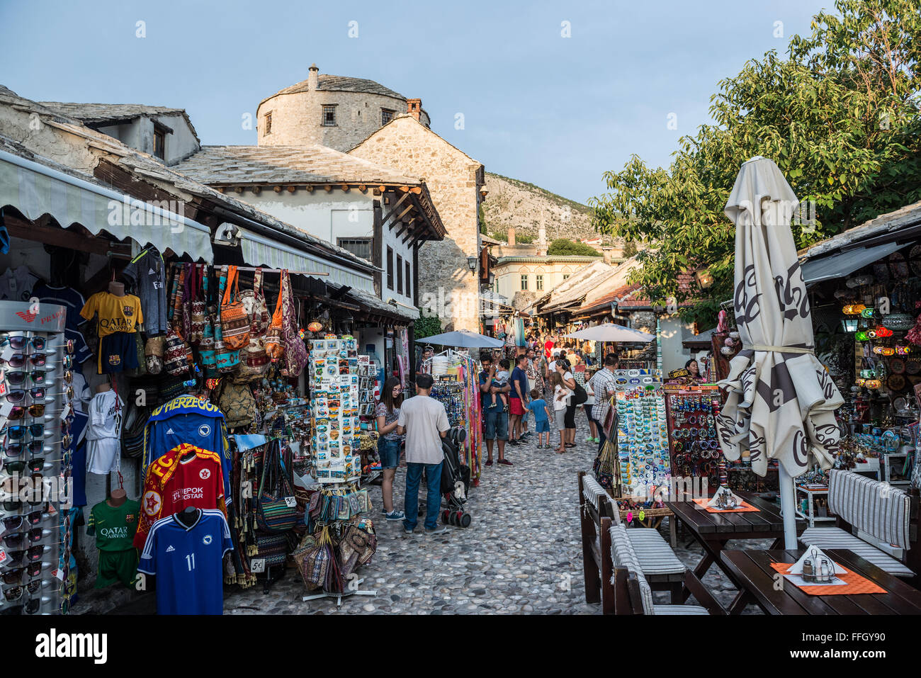 Souvenirläden und Halebija Turm auf die Stadt Altstadt von Mostar ...