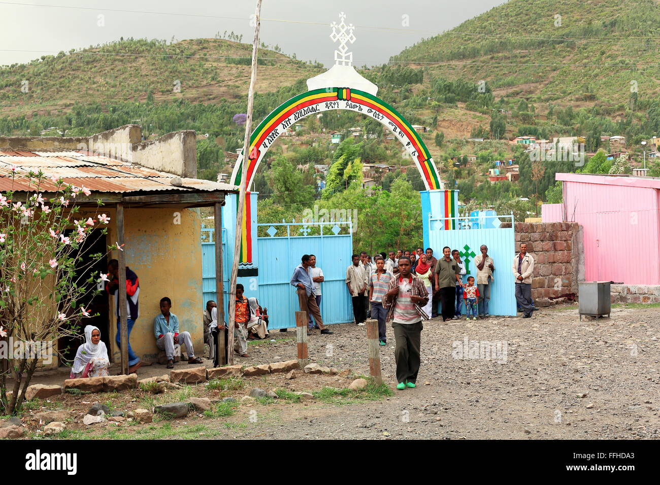 KOMBOLCHA, Äthiopien-März 24: Gruppe von Gläubigen betreten die Kirche ...