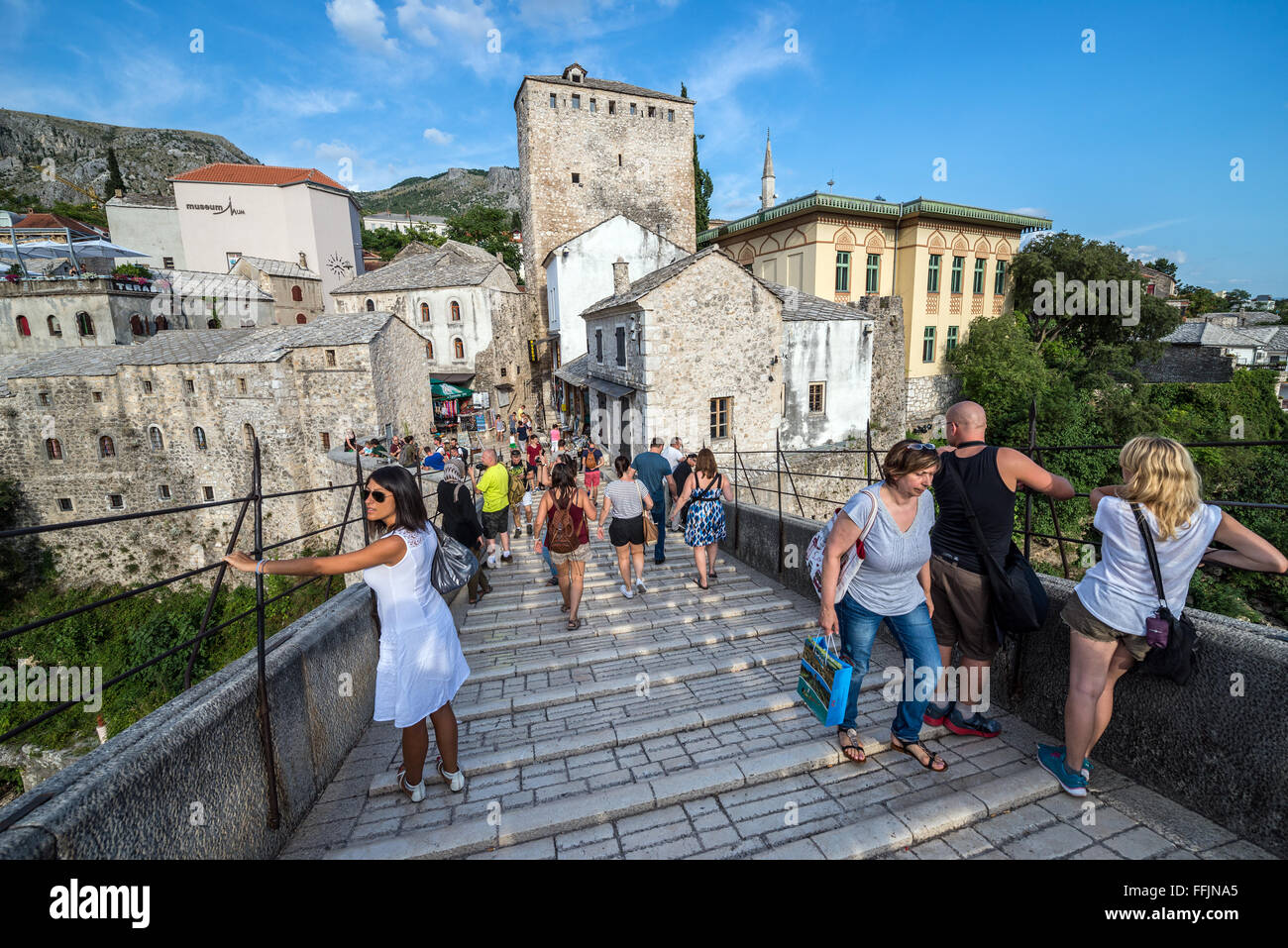 Touristen auf Stari Most (alte Brücke), Stadt Altstadt von Mostar ...