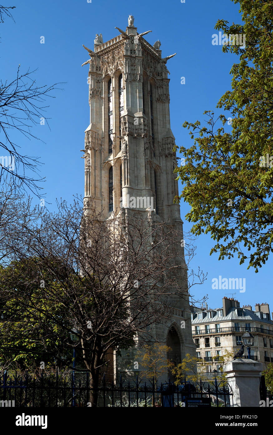 Platz de la tour saint jacques -Fotos und -Bildmaterial in hoher ...