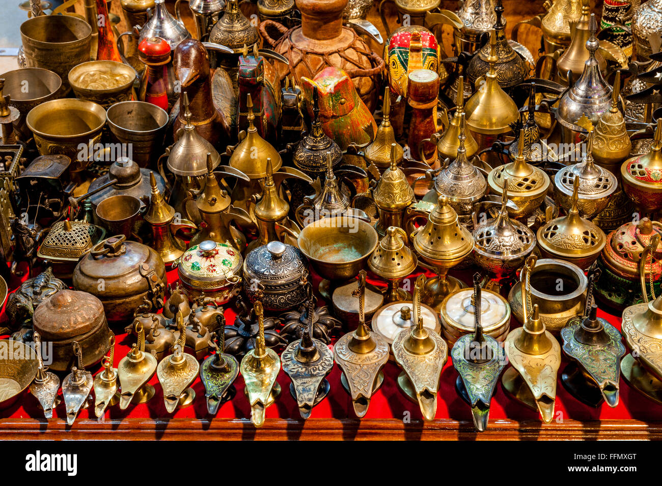 Lampe messing aladdin -Fotos und -Bildmaterial in hoher Auflösung – Alamy