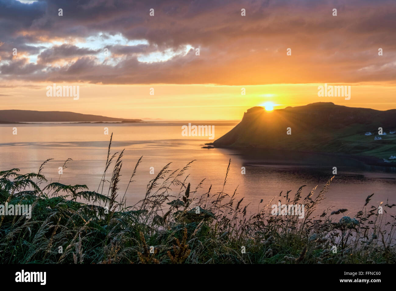 Uig Bay bei Sonnenuntergang mit Landzunge und Gräser mit einem goldenen ...
