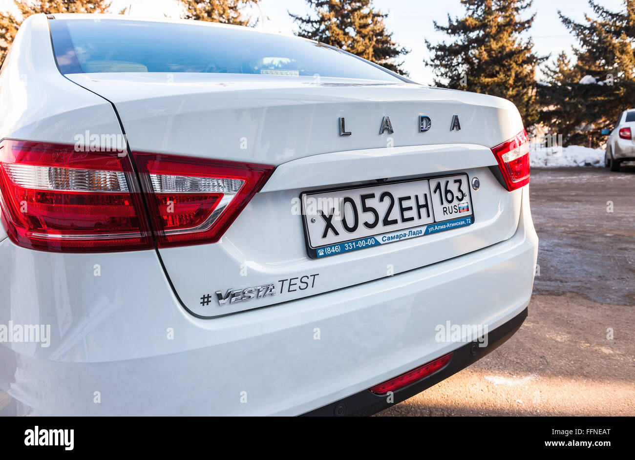 Hinteren Teil des neuen russischen Auto Lada Vesta mit Kfz-Kennzeichen ...
