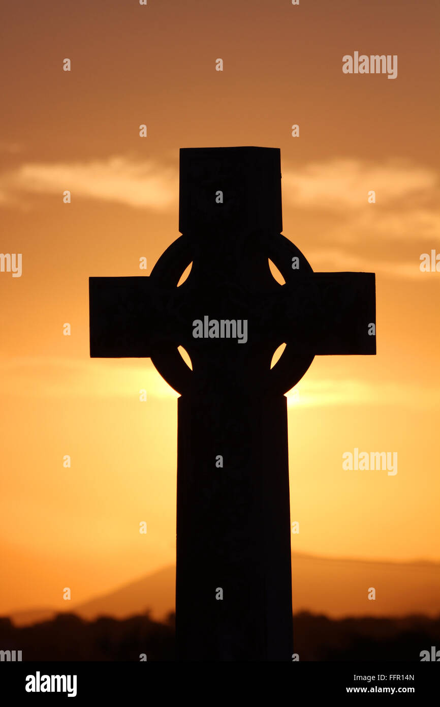 Keltisches kreuz silhouette -Fotos und -Bildmaterial in hoher Auflösung – Alamy