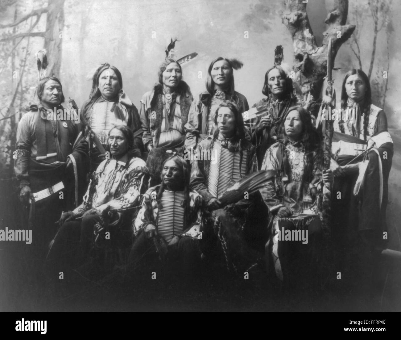 JACK RED CLOUD (1862-1928). /nChief Jack Red Cloud (sitzende Dritter ...
