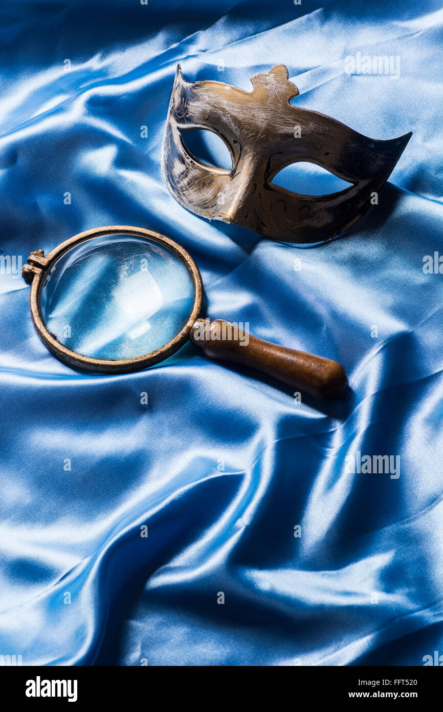 Vintage magnifying glass -Fotos und -Bildmaterial in hoher Auflösung ...