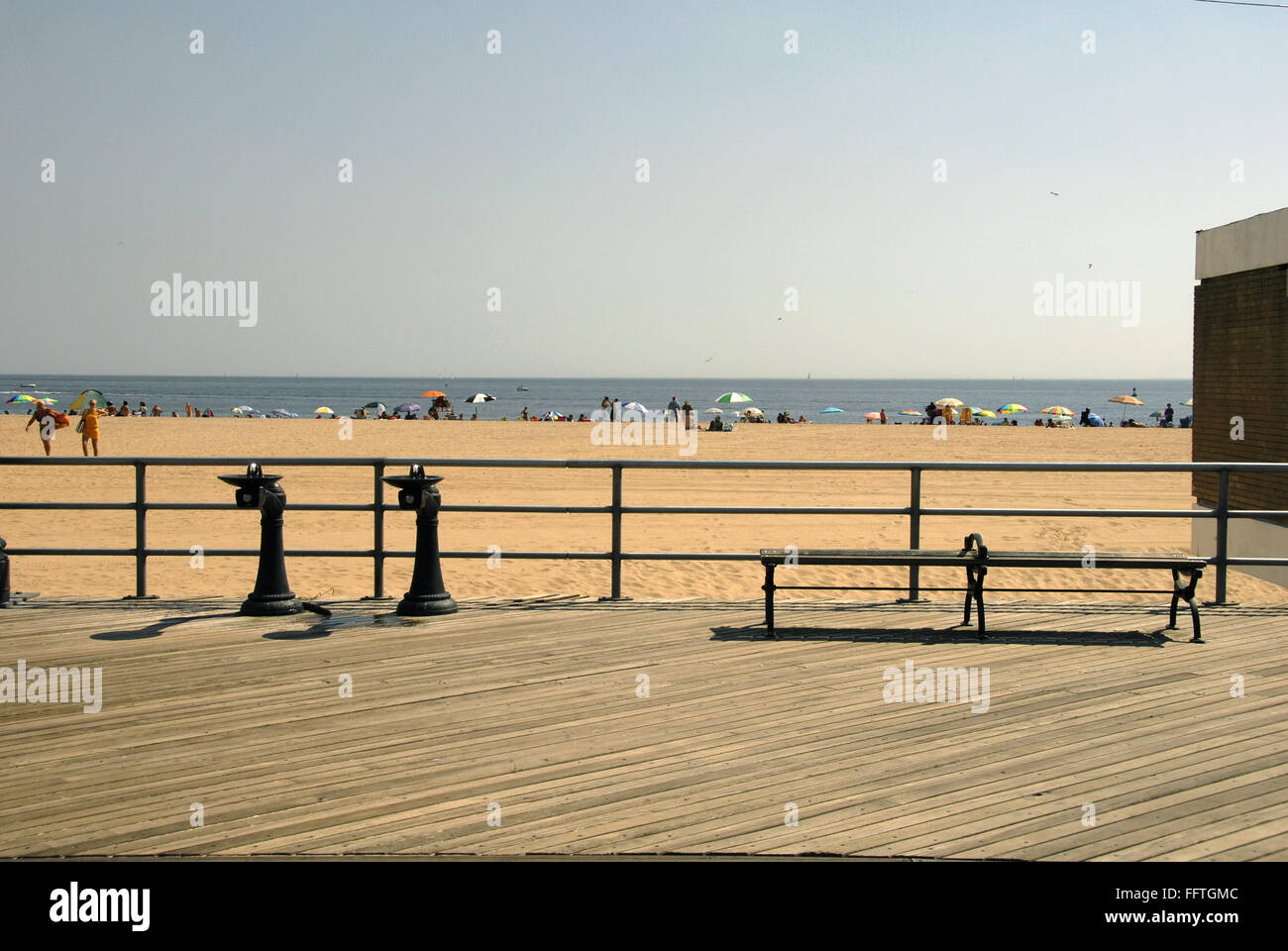 CONEY ISLAND: STRAND. /Nview auf den Strand von der Promenade auf Coney ...