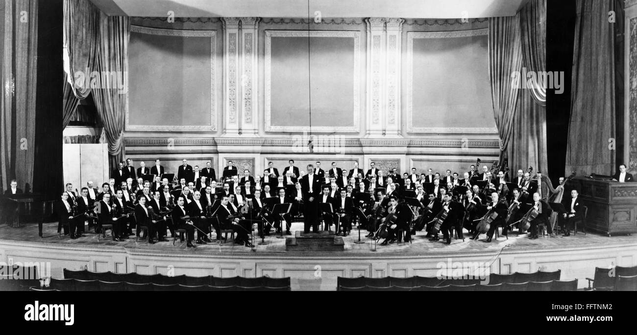 CARNEGIE HALL, DER 1940ER JAHRE. /nArtur Rodzinski Dirigent, mit dem ...
