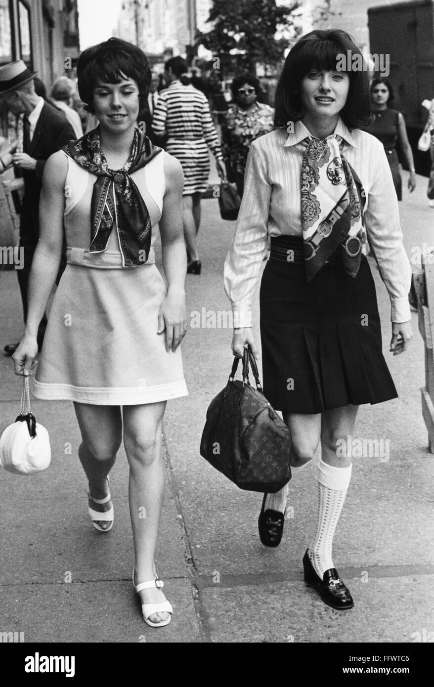 DAMENMODE, 1970ER JAHRE. /nTwo junge Frauen tragen bunte Halstücher ...