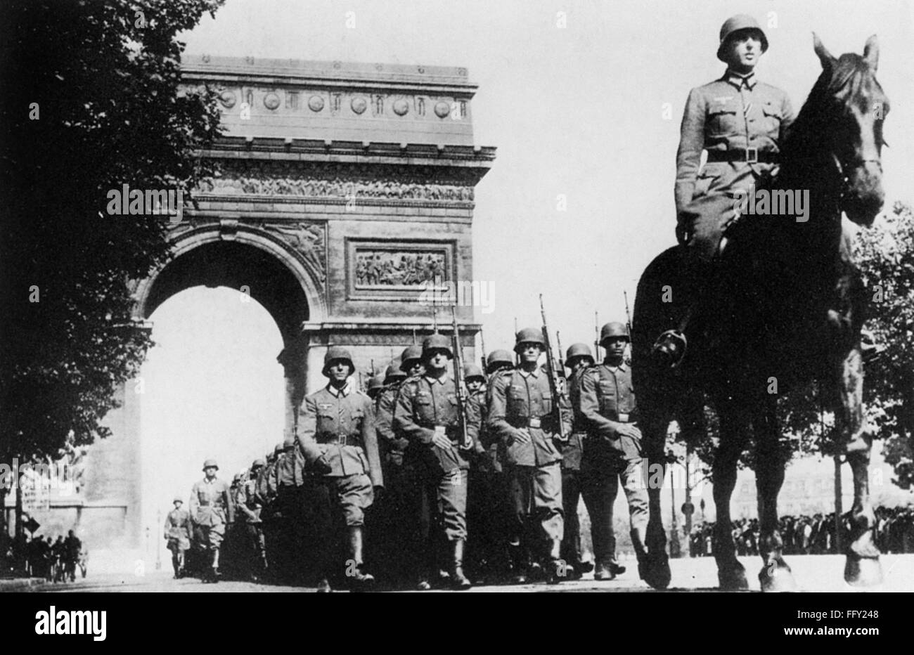 WELTKRIEG II: PARIS, 1940. /nGerman Truppen paradieren vorbei zum Arc ...
