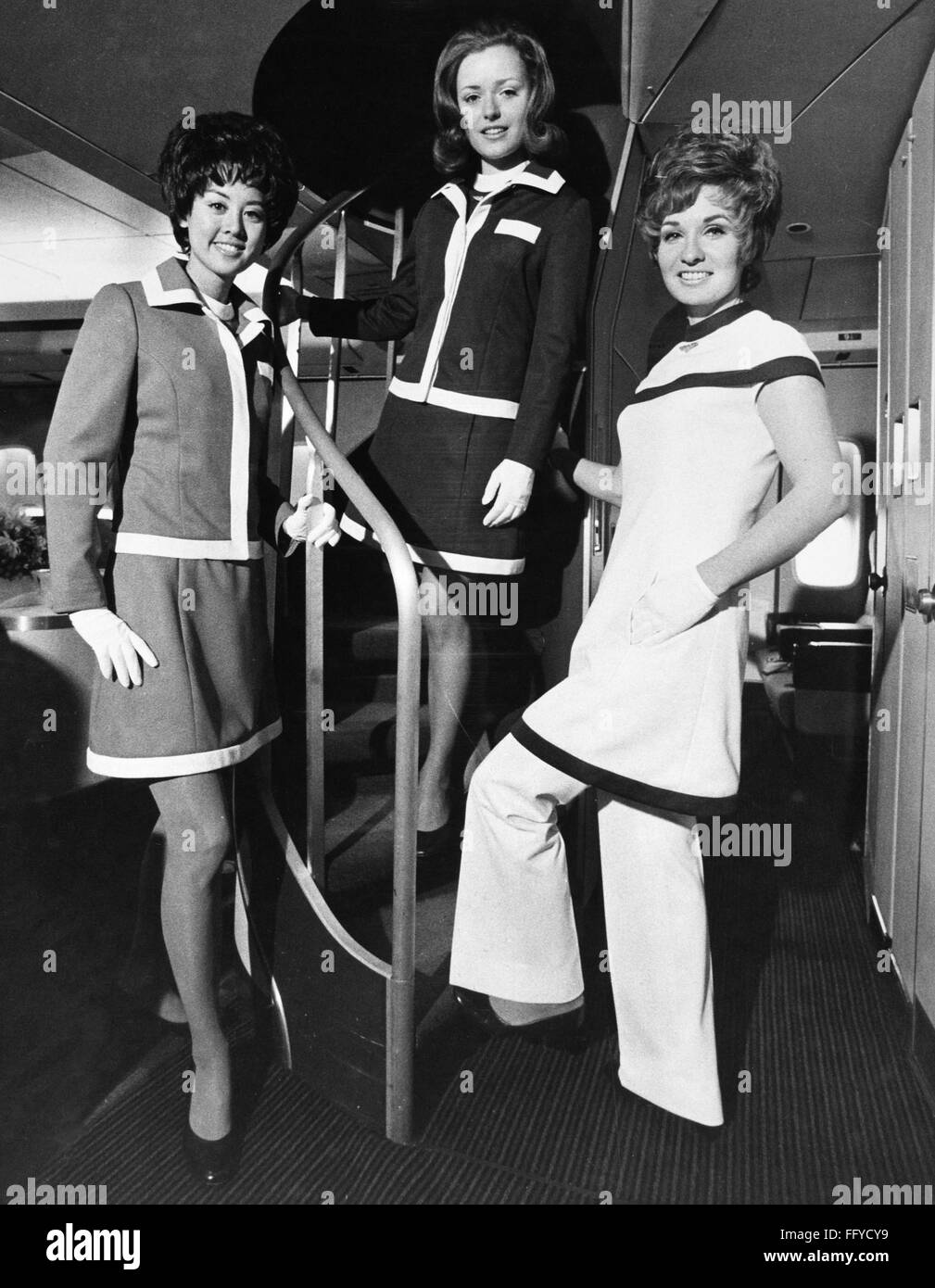 FLIGHT ATTENDANTS. /nAmerican Airlines Flugbegleiterinnen an Bord einer ...