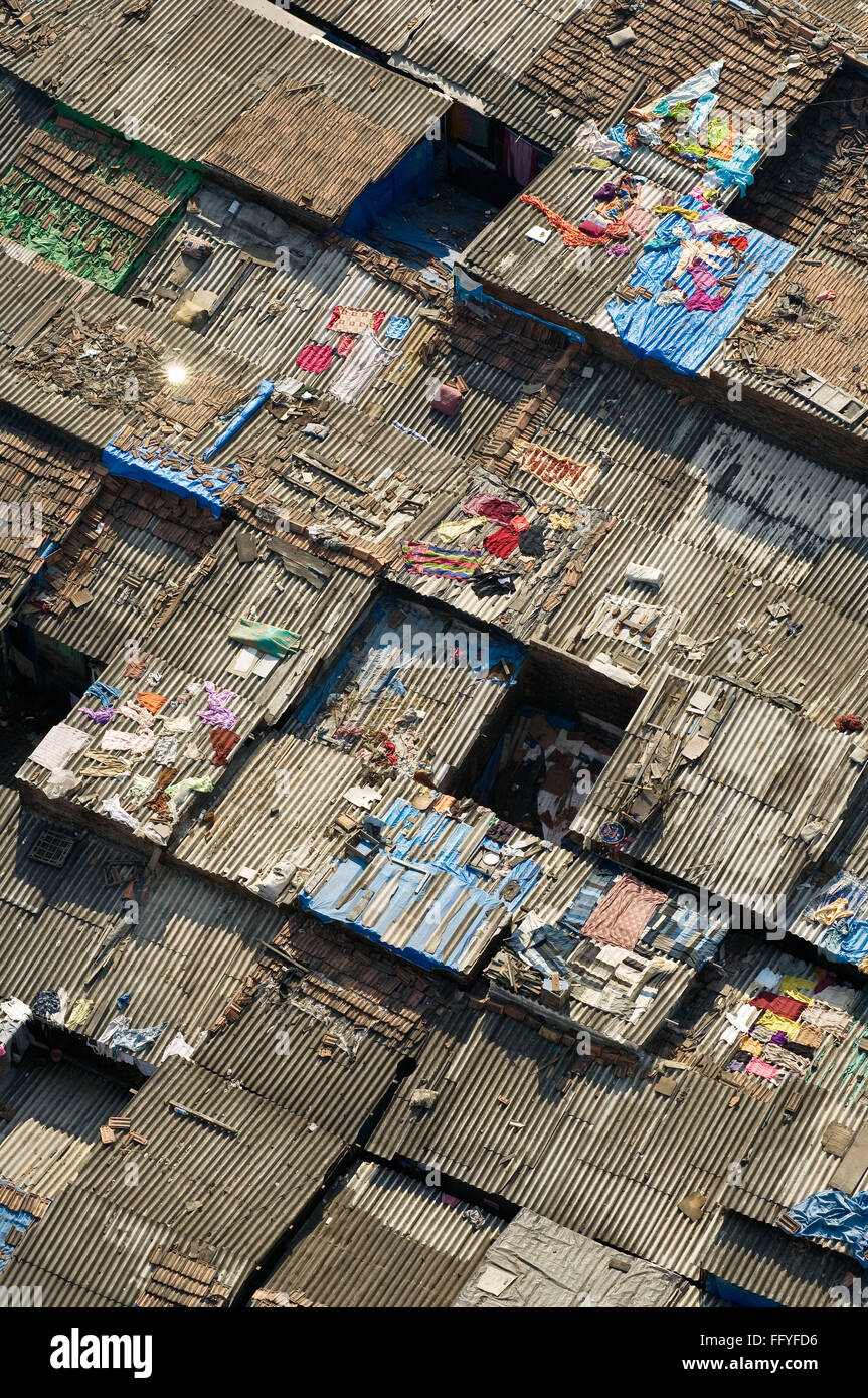 Luftaufnahme des Worli Slums; Blechdach der Häuser; Bombay; Mumbai; Maharashtra; Indien ...