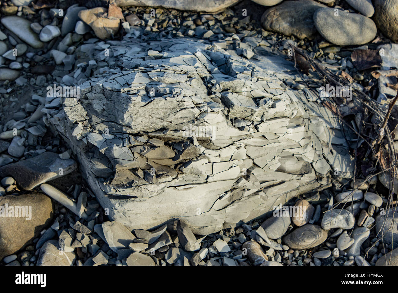 Broken rock -Fotos und -Bildmaterial in hoher Auflösung – Alamy