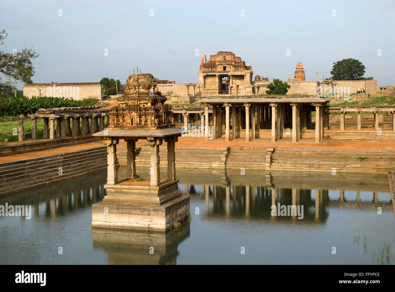 Pushkarni neben dem Krishna-Basar in Hampi, Karnataka, Indien ...