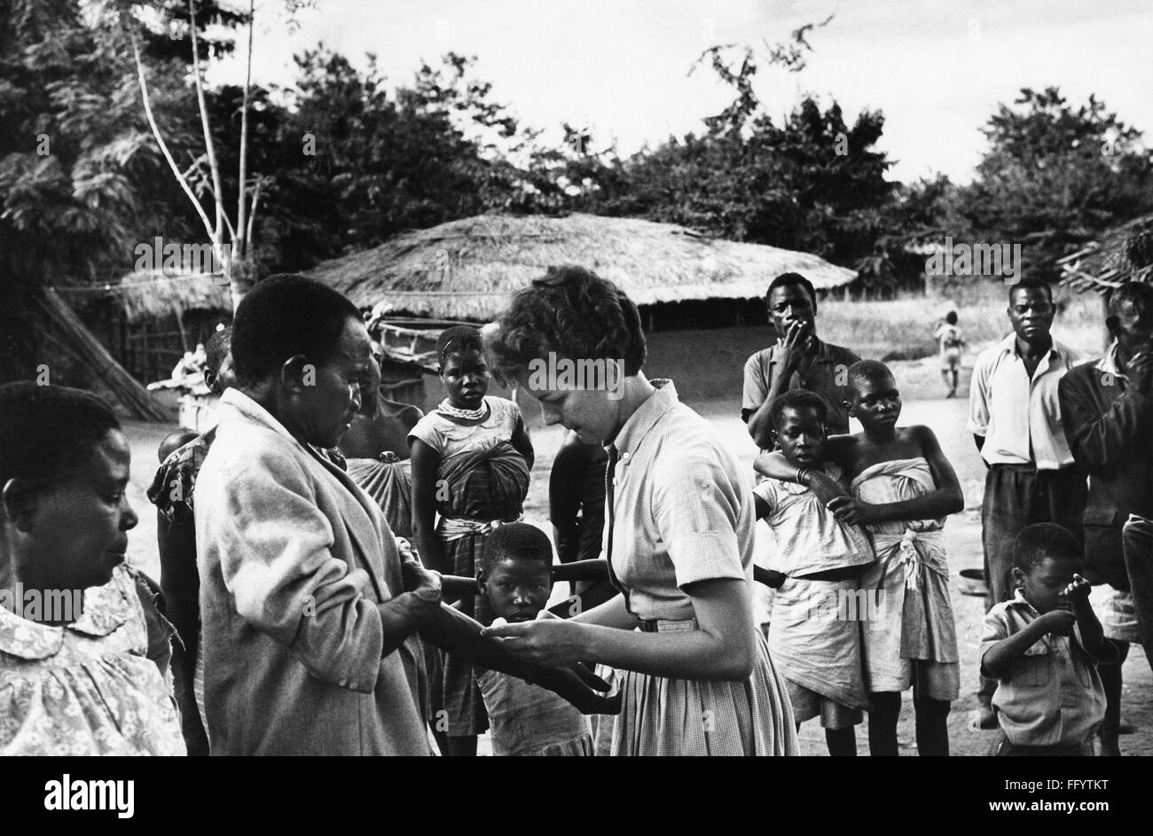 MALAWI: Tuberkulose, c1965. /nPeace Corps freiwilliger Mary Jean ...