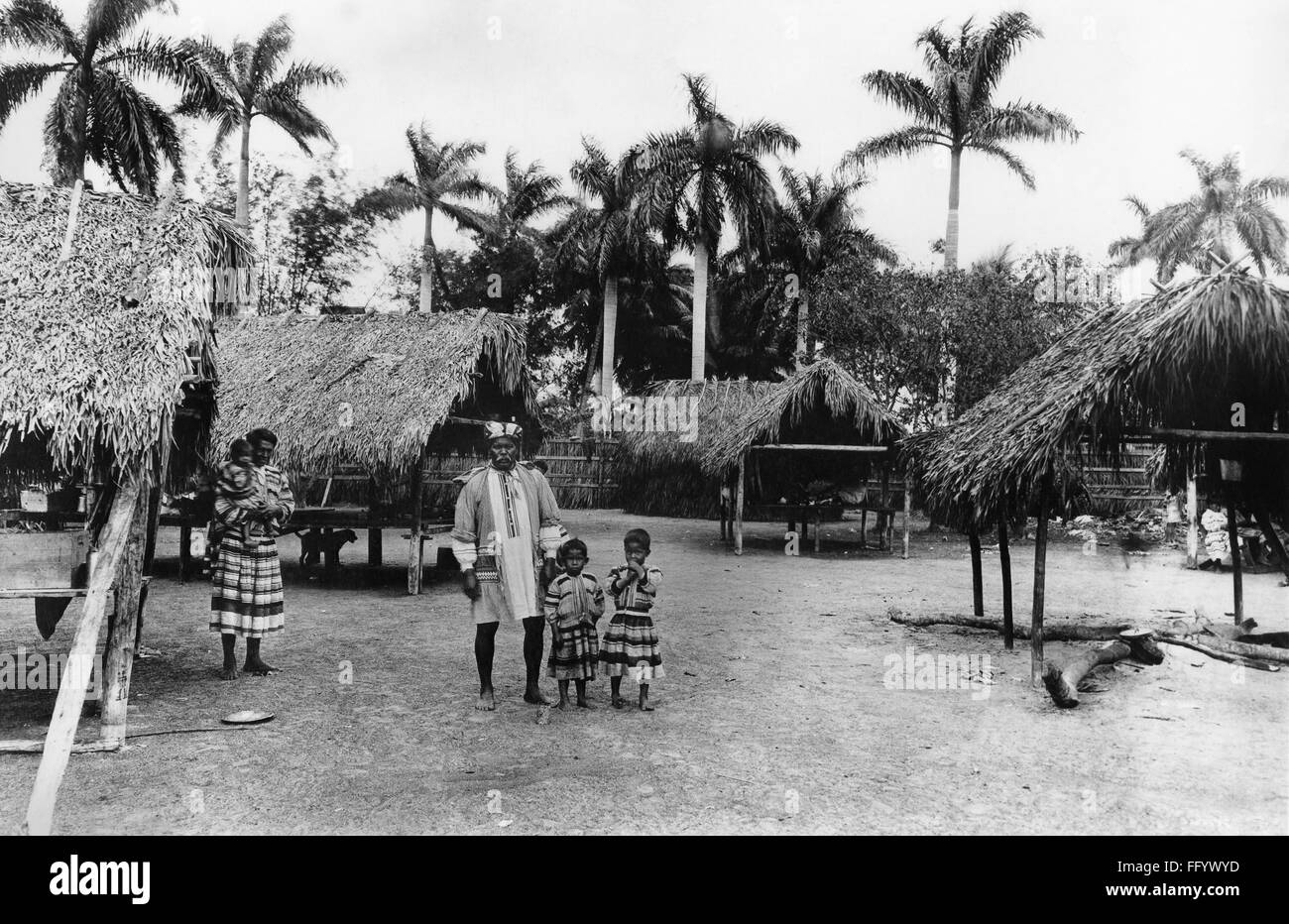 FLORIDA: SEMINOLE VILLAGE. NUM-Gruppe der Seminole Indianer bei Musa ...