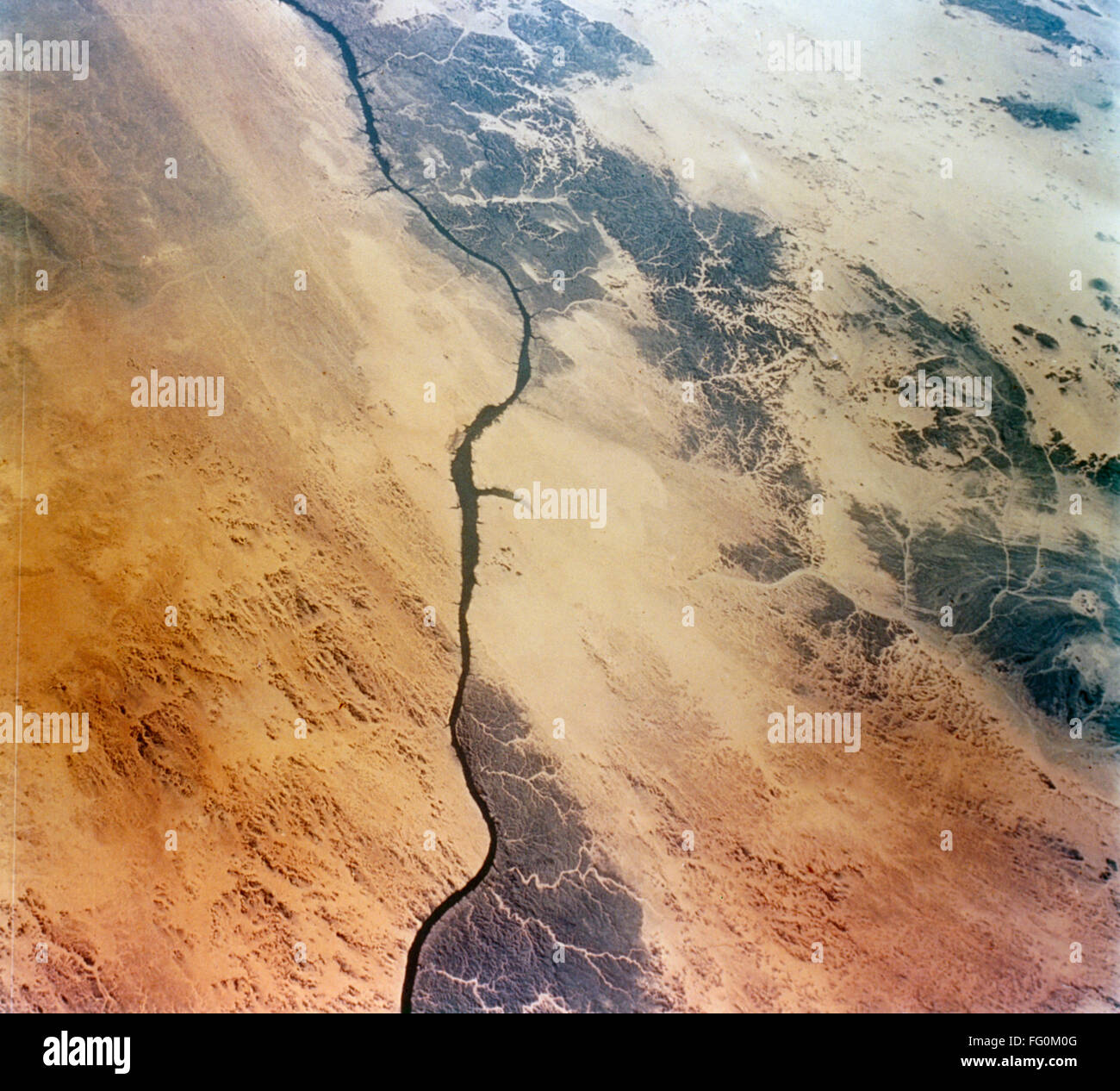ERDE AUS DEM WELTRAUM, 1965. /nEgypt, den Nil und den Assuan-Staudamm ...