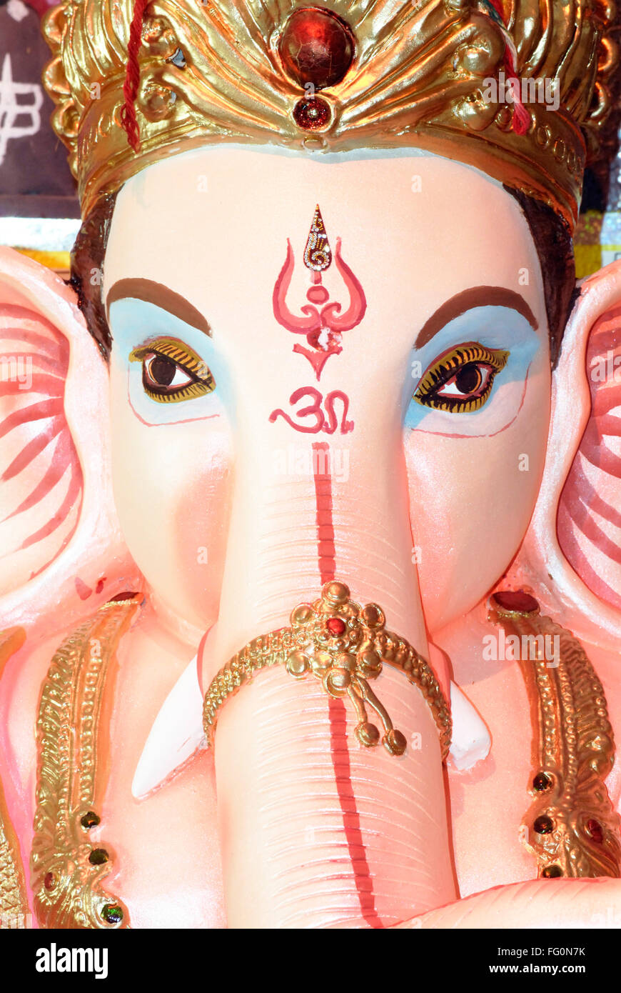 Nahaufnahme der Lord Ganesh Elefant geleitet Gott Om Trishul gemalt ...