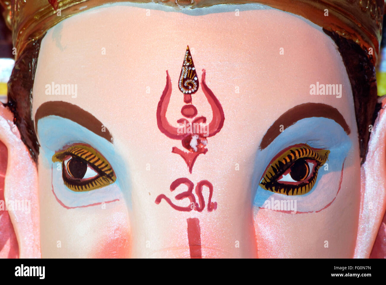 Nahaufnahme der Lord Ganesh Elefant geleitet Gott Om Trishul gemalt ...