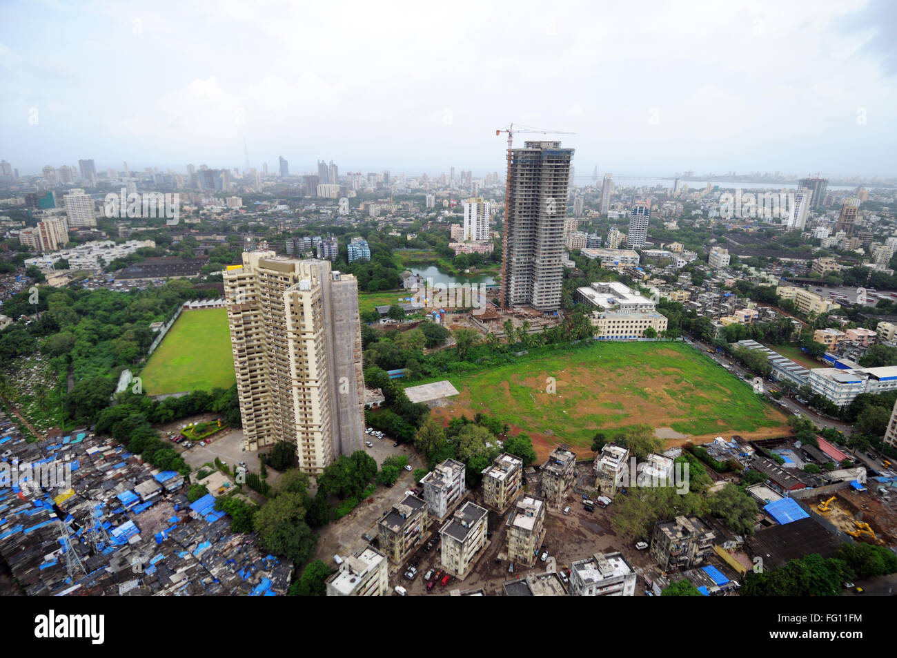 High rise buildings slums mumbai -Fotos und -Bildmaterial in hoher ...