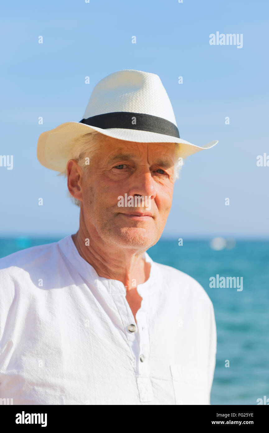 Mann mit dem hut -Fotos und -Bildmaterial in hoher Auflösung – Alamy