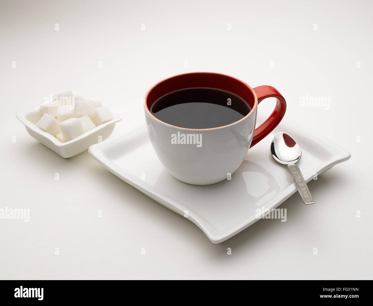 Tasse schwarzer Tee im Teller mit Zucker Würfel Indien Stockfotografie ...