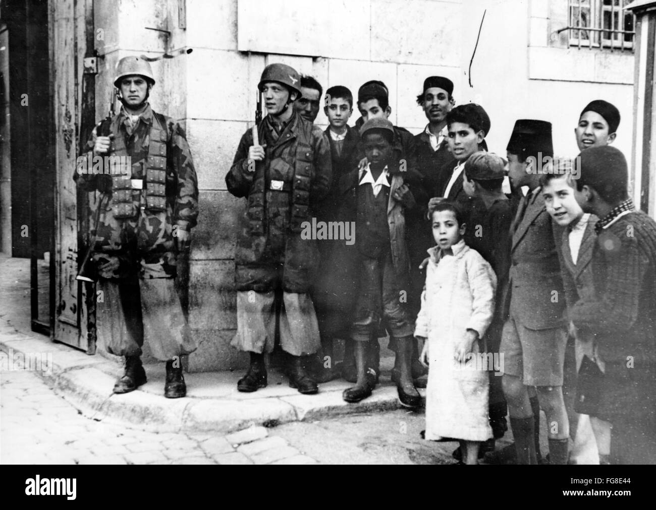 Der NS-Propaganda-Bild zeigt die lokalen Kinder neben Fallschirmjäger ...