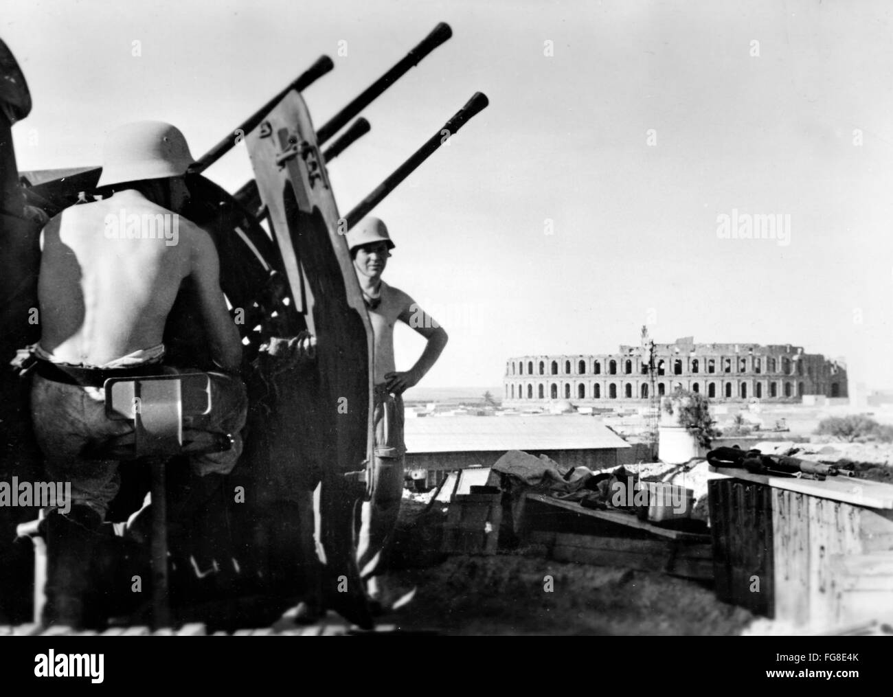 Das Nazi-Propagandafild zeigt Soldaten der deutschen Wehrmacht an einer ...