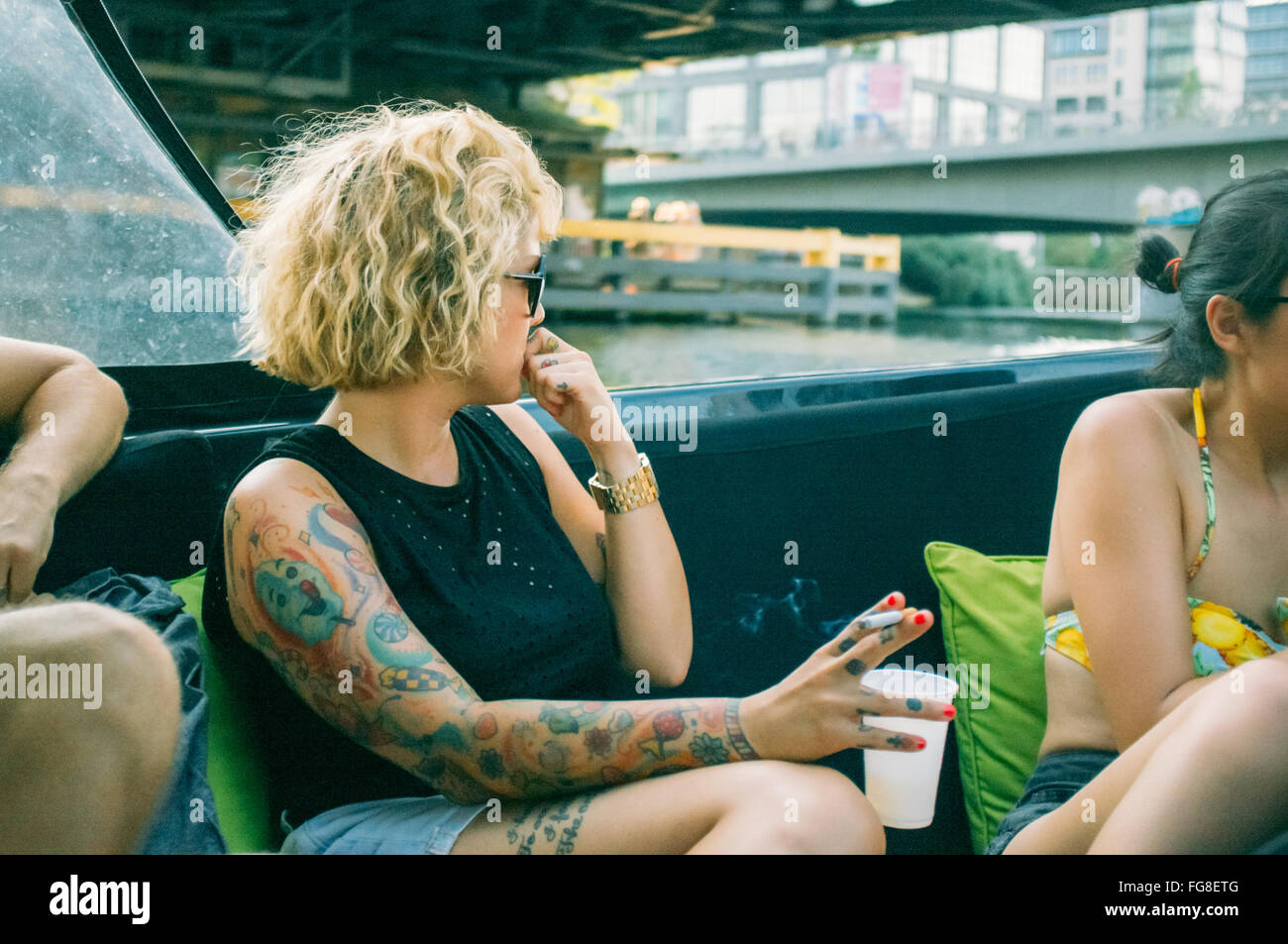 Zwei Sitzende Frauen Stockfotos und -bilder Kaufen - Alamy